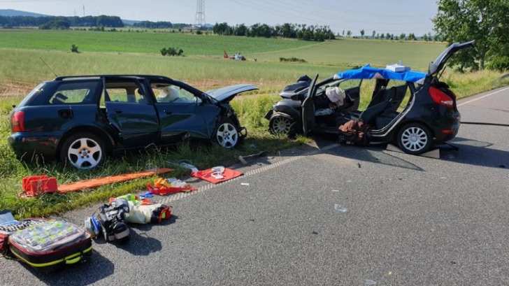 Schwerer Verkehrsunfall: Ein Schwer- und zwei Leichtverletzte und drei Autos mit Totalschaden