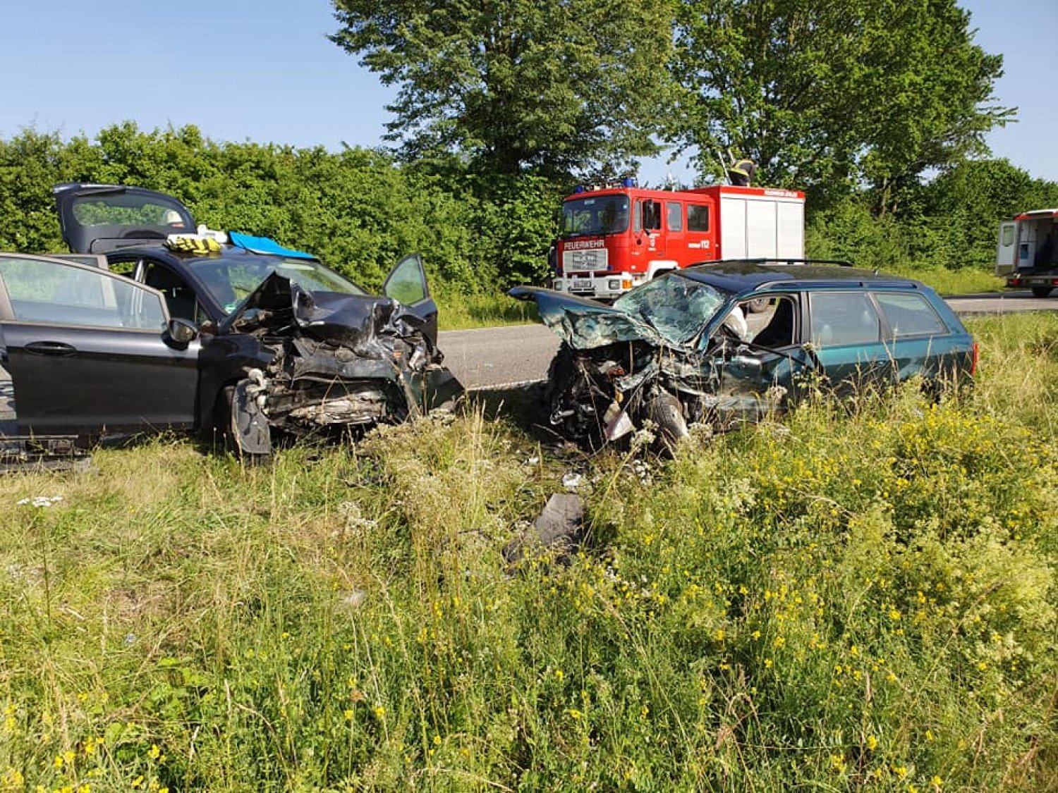 Schwerer Verkehrsunfall: Ein Schwer- und zwei Leichtverletzte und drei Autos mit Totalschaden