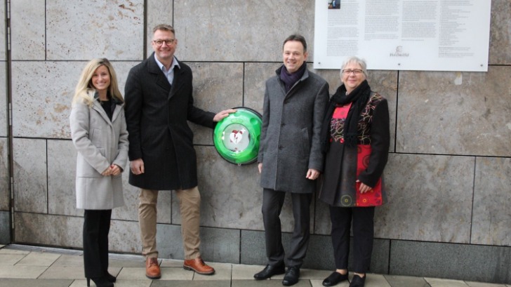 St. Vinzenz-Krankenhaus spendet Defibrillator an das Forum Hanau