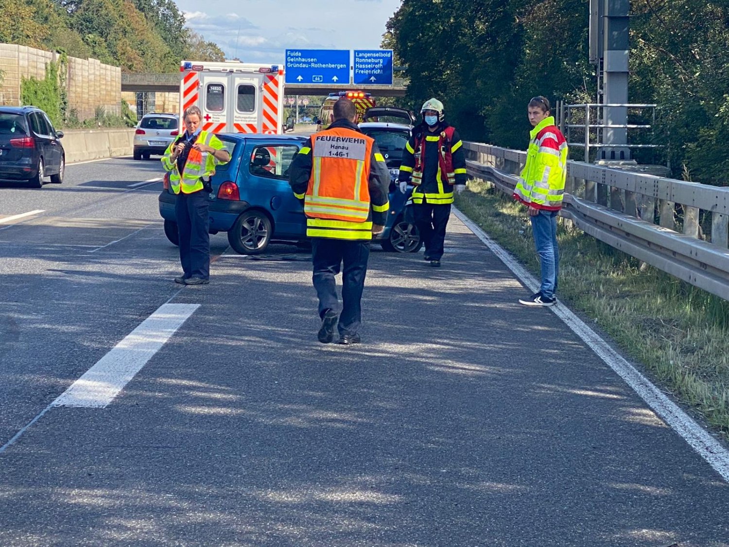 Unfall auf der A66: Renault kracht mit 130 km/h in die Leitplanke
