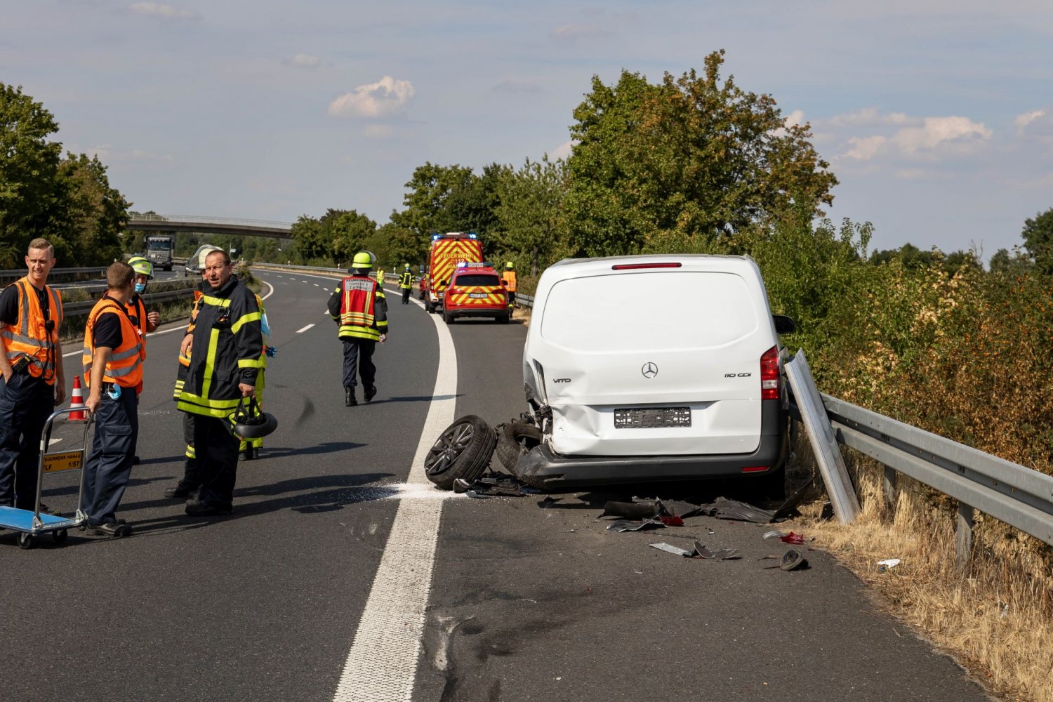 Unfall mit Pannenfahrzeug: Zwei Verletzte und 45.000 Euro Schaden