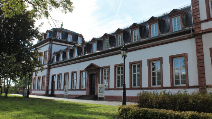 Arbeiten an der Fassade von Schloss Philippsruhe haben begonnen