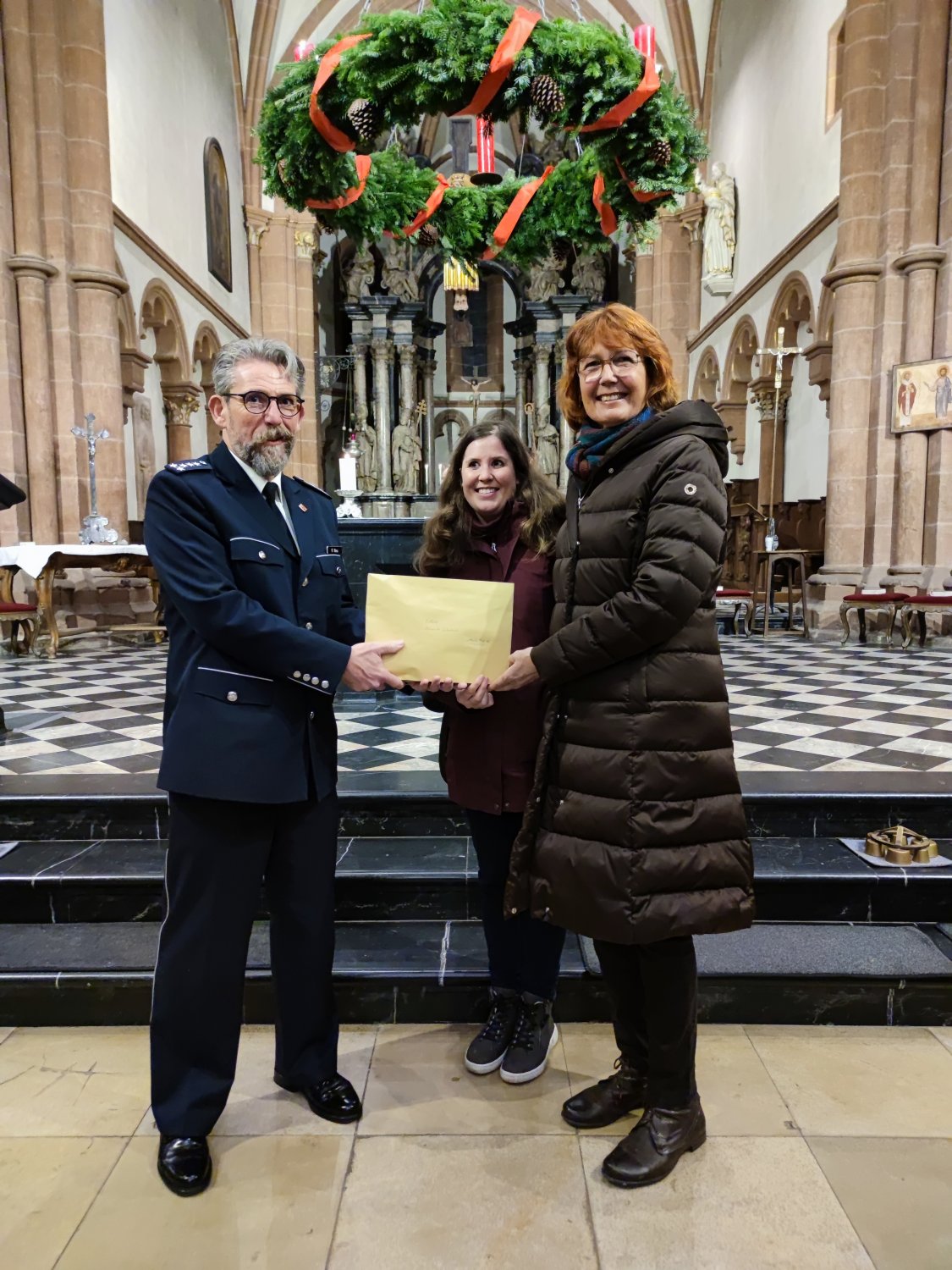 Polizei spendet an Förderkreis "Lichtblick e.V." in Seligenstadt